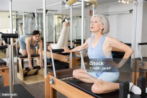 운동복을 입은 나이든 여성 훈련 필라테스 공연자 침대 체육관 노인에 대한 스톡 사진 및 기타 이미지 노인 활력 20 24세 Istock