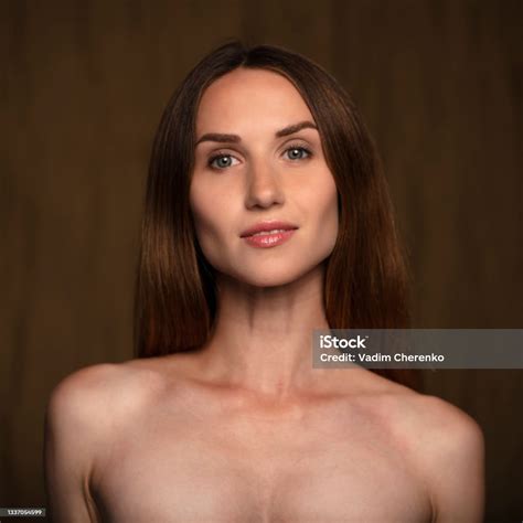 아름다운 웃는 여자 금발 머리를 가진 아름다움 소녀 제품을 제시합니다 물결 모양의 헤어 스타일 미용 화장품 및 화장품 30 34세에 대한 스톡 사진 및 기타 이미지 Istock