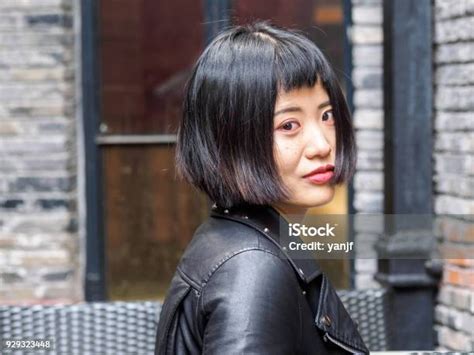 검은 자 켓에 아름 다운 젊은 갈색 머리 여자의 초상화 야외 패션 매력적인 젊은 중국 멋진 세련 된 숙 녀의 초상화 감정 사람 아름다움과 라이프 스타일 개념입니다 갈색