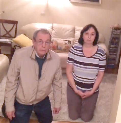 Поставивший на колени родителей школьник попросил прощения на видео