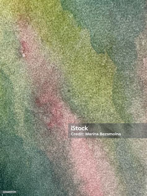 녹색 노란색 및 분홍빛이 도는 자주색 음영의 부드러운 전환이 있는 수채화 질감으로 뚜렷한 종이 구조가 있습니다 0명에 대한 스톡 사진 및 기타 이미지 Istock