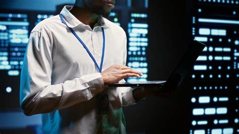 Premium Photo Engineer Making Sure Servers In Cloud Computing Business Service Are Correctly