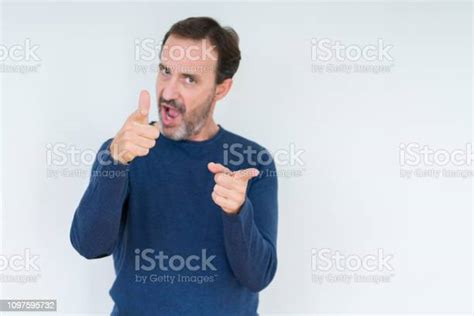 행복 하 고 재미 있는 얼굴로 카메라를 손가락을 가리키는 격리 된 배경 위에 우아한 수석 남자 좋은 에너지와 느낌입니다 사람 손가락에 대한 스톡 사진 및 기타 이미지