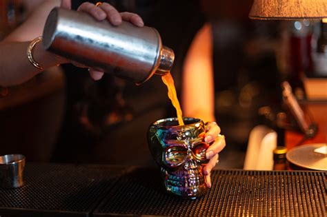 바의 바 카운터에서 해골 유리와 셰이커로 맛있는 알코올 칵테일을 준비하는 소녀 바텐더 개념에 대한 스톡 사진 및 기타 이미지 개념 개념과 주제 공포 무서움 Istock