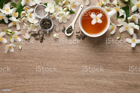 나무 테이블에 향기로운 재스민 차와 신선한 꽃 평평한 평지 의 컵 텍스트 공간 0명에 대한 스톡 사진 및 기타 이미지 0명 건강한 생활방식 건강한 식생활 Istock