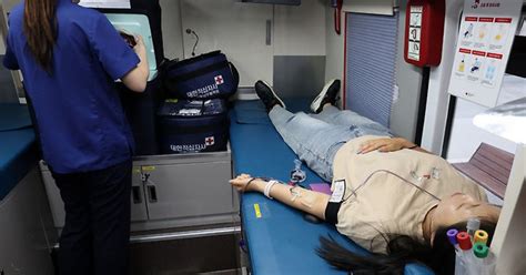 하루 앞둔 세계 헌혈자의 날 헌혈하는 시민