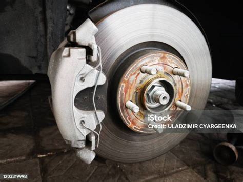 새로운 타이어 교체 과정에서 자동차의 디스크 브레이크 로터와 캘리퍼를 표시하는 림이 제거됩니다 자물쇠에 대한 스톡 사진 및 기타 이미지 Istock