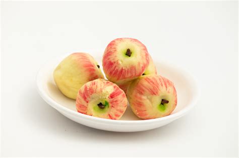 인도 코야 마와 애플 부르피 또는 파니르 페다 바르피 미타이 엘라이치와 피스타로 맛을 낸 코아 마바 케사르 파니르 데시 기 버터 기름은 디파왈리 두세라 나바라트리 락샤반단