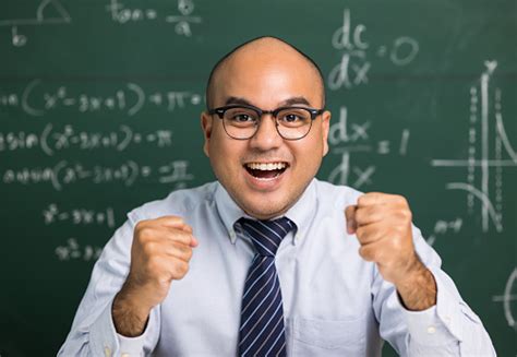 온라인 비디오 컨퍼런스 라이브 스트림을 가르치는 카메라 앉아보고 인도 젊은 교사 남자 아시아 교사가 학습하는 학생들을 위해 온라인으로 수업 웨비나교육을 가르치고 있습니다