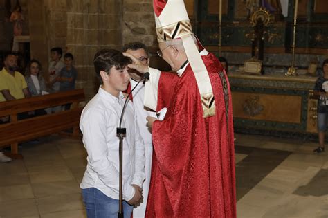 El Obispo Administra El Sacramento De La Confirmación A 50 Fieles En