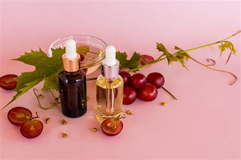 디스펜서가있는 두 개의 유리 병에 포도 씨앗을 기본으로하는 얼굴과 몸을위한 화장품 유기농 스킨 케어 제품 비타민과 미네랄의 함량 건강관리와 의술에 대한 스톡 사진 및 기타