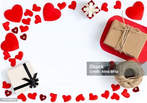 발렌타인 데이 배경 선물 마음 선물 상자 색종이 흰색 배경에 봉투 발렌타인 데이 컨셉 플랫 레이 상단 뷰 복사 공간 개념에 대한 스톡 사진 및 기타 이미지 Istock