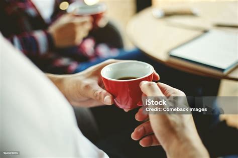 비즈니스 회의 빨간 컵 커피를 들고 하는 인식할 수 없는 남자의 손에 남성에 대한 스톡 사진 및 기타 이미지 남성 남자 러시아 Istock