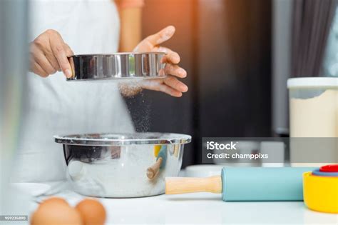 아시아 여자 소진 또는 심장 러너 마라톤 에너지 건강 한 라이프 스타일 실행 아침에 가문비나무 숲 자연에서 훈련 운동 후 피곤