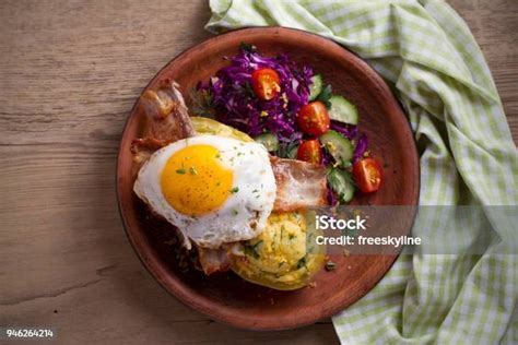 자 켓에 구운된 감자 체 다 치즈와 함께 로드와 베이컨을 얹은 나무 테이블에 접시에 달걀 튀김 감자 요리에 대한 스톡 사진 및 기타 이미지 Istock