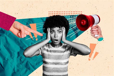 충격받은 미국 소녀의 합성 사진 콜라주 귀를 닫다 가짜 괴롭힘 홍보 손 포인트 비난 세뇌 고립 된 배경 그린 배경 페이크 뉴스에 대한 스톡 사진 및 기타 이미지 Istock