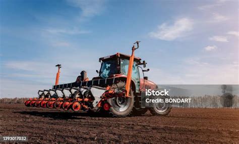 봄 파종 시즌 트랙터를 가진 농부는 자신의 밭에 옥수수 씨앗을 뿌린다 후행 재배자로 옥수수 심기 농업 파종 농업과 농업 기계의 개념 0명에 대한 스톡 사진 및 기타 이미지