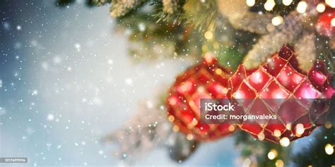 크리스마스 장식에서 나무 배경으로 눈송이 인사말 카드 기쁜 성 탄과 새 해 복 많이 받으세요 0명에 대한 스톡 사진 및 기타 이미지 Istock