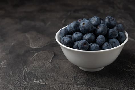 블루베리 질감 배경에 잘 익은 신선한 블루베리 비타민 건강에 좋은 음식 육즙이 많은 베리 복사 공간 텍스트 배치 0명에 대한 스톡 사진 및 기타 이미지 Istock