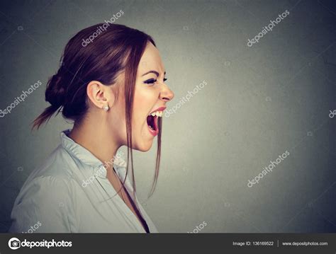 口を大きく開けて叫んで怒っている女性 — ストック写真 © Siphotography 136169522