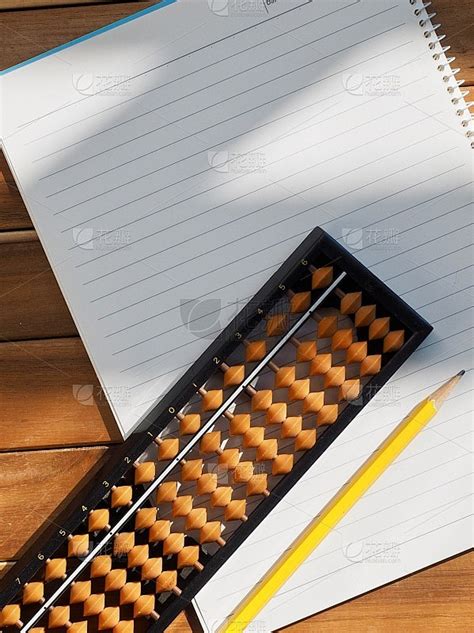 亚洲模拟计算器，算盘，笔记本和铅笔