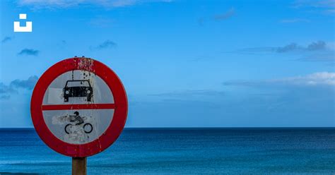 해변 옆에 앉아 있는 빨간색과 흰색 표지판 사진 Unsplash의 무료 파랑 이미지