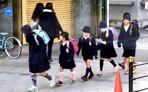 脱光去上学日本幼儿园的裸体教育真的有利于身心健康 每日头条