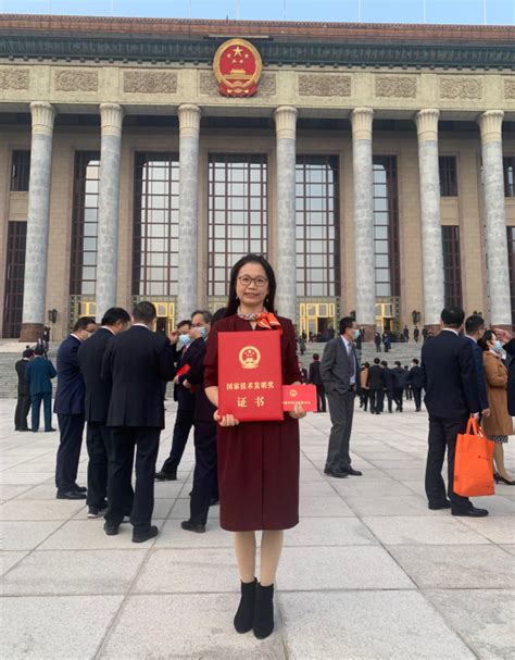 咬”定纺织不放松 科研巾帼别样 红”——记 全国三八红旗手”、东华大学纺织学院教授覃小红