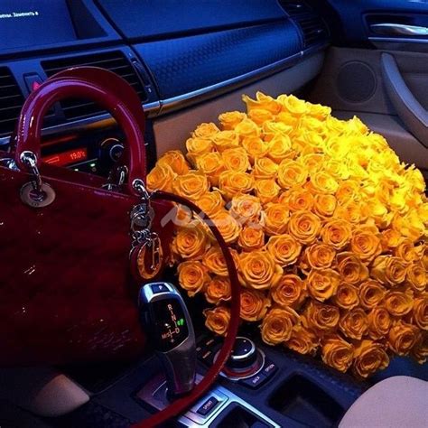 پروفایل دخترانه لاکچری سلفی جلو آینه با هدیه های گران قیمت[فیک و طبیعی]