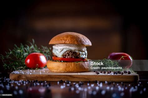 나무 배경에 치즈 토마토 피클 소스를 곁들인 소고기 버거 를 만든 공예품 고기에 대한 스톡 사진 및 기타 이미지 고기 굽기 길거리 음식 Istock