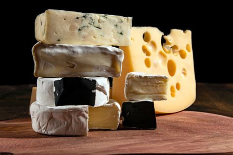 소박한 나무 테이블에 치즈의 다양한 유형 검은 배경에 치즈의 다른 유형 0명에 대한 스톡 사진 및 기타 이미지 0명 노랑 다양 Istock
