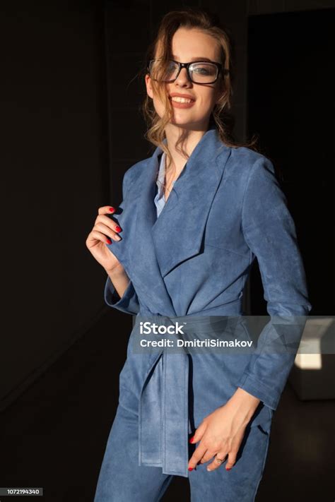 아름 다운 비즈니스 여자 머리의 사무실에서 비서의 초상화 경영자에 대한 스톡 사진 및 기타 이미지 경영자 기업 비즈니스 기업가 Istock
