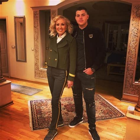 Фото Синот на Лепа Брена има нова девојка За Се