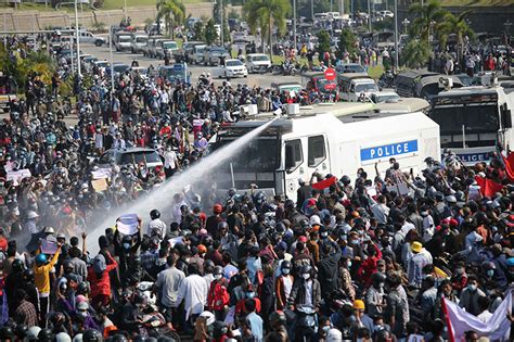 Dvb နေပြည်တော်တွင် ငြိမ်းချမ်းစွာဆန္ဒဖော်ပြသူများကို ရဲတပ်ဖွဲ့က ရေအမြောက်အသုံးပြု လူစုခွဲ