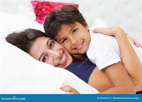 Madre E Figlio Che Si Trovano A Letto Insieme Immagine Stock Immagine