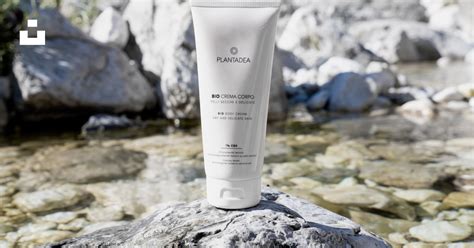 바위 위에 앉아 있는 자외선 차단제 튜브 사진 Unsplash의 무료 회색 이미지