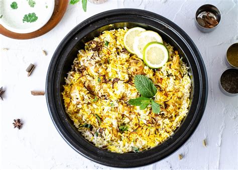 Biryani de pollo rico y fácil plato de cocina india casera