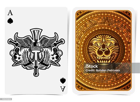 스페이드의 에이스는 날개 사자 화 환과 교차 칼과 다시 황금 타일 라운드 패턴 사자 얼굴 소송 사이에 전사 헬멧 얼굴 벡터 카드 템플릿 로마 양식에 대한 스톡 벡터 아트 및