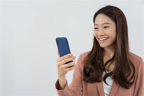 일하는 여자 휴대 전화 프리랜서 아웃 사이트 연구 복사 공간 행복하고 쾌활한 귀여운 사업 긍정적 인 에너지 사업 계획 여성