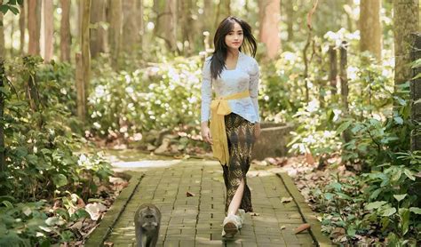 Potret Penampilan Menawan Fuji Jadi Gadis Bali Pakai Kebaya Putih Rp Ribu