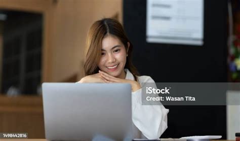 사무실에서 책상 위의 재정 서류를 가지고 일하는 매력적인 아시아 사업가 18 19세에 대한 스톡 사진 및 기타 이미지 18 19세 경영자 계산기 Istock