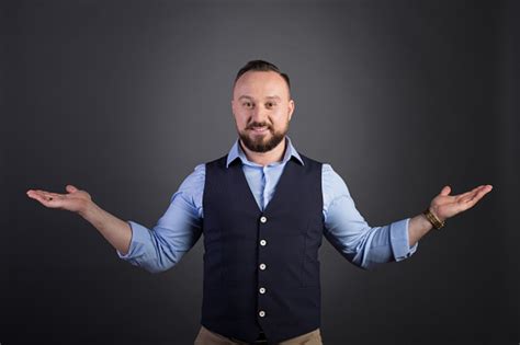 엄지손가락을 포기 하는 잘생긴 남자의 초상화입니다 행복 한 성공적인 사람이 제기 손으로 보았다 흥분 성공적인 사업가 좋은 일 경영자에 대한 스톡 사진 및 기타 이미지