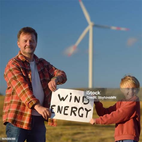 재생 가능 전기 에너지 생산을위한 발전소의 배경에 배너 풍력 에너지배너와 에코 활동가 사람과 풍차 발전 전기를위한 고성능 터빈 녹색 에너지 2명에 대한 스톡 사진 및 기타