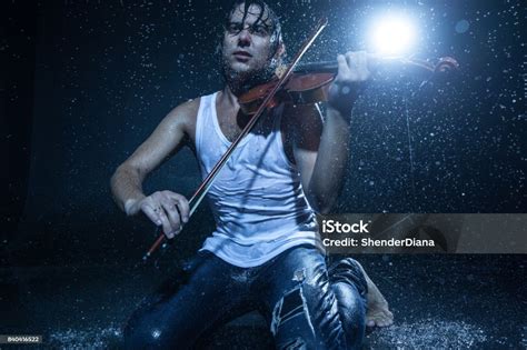 남자 놀이 바이올린 점프 비가 아래 젖은 하 고 바닥에 앉아 비에 대한 스톡 사진 및 기타 이미지 비 음악가 T 셔츠
