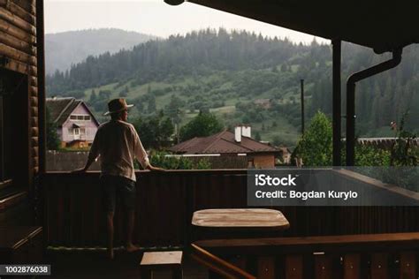 편안한 저녁 진정 순간 여름 휴가 개념 공간 텍스트에 대 한 산을 보고 나무 집의 현관에 서 있는 Hipster 남자 남자에 대한 스톡 사진 및 기타 이미지 Istock