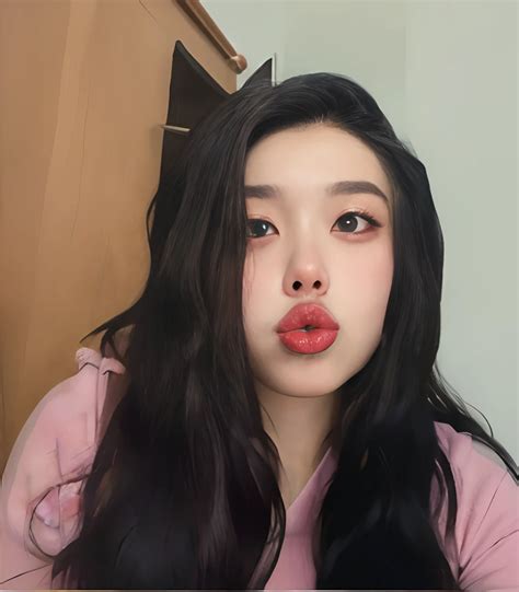 긴 검은 머리와 분홍색 셔츠를 입은 여성의 클로즈업 Seaart Ai