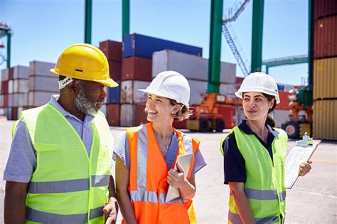 디지털 태블릿을 들고 선적 컨테이너 야드에서 컨테이너를 검사하는 물류 팀 35 39세에 대한 스톡 사진 및 기타 이미지 35 39세 40 44세 45 49세 Istock