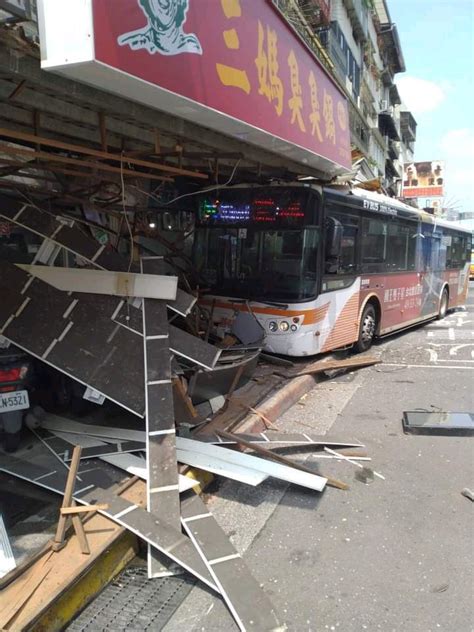 疑駕駛身體不適 ！北市一公車撞進「三媽臭臭鍋」 爆料公社