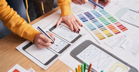 스케치 응용 프로그램을 만드는 웹 사이트 디자이너 인터페이스 모형을 그리면서 프로젝트를 개발하는 사람들 테이블에 서 사진 Unsplash의 스케치 이미지