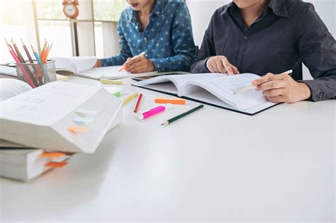 실망 어린 학생 들 캠퍼스 또는 급우의 이미지 도움이 친구 잡고 통합 하 고 교실에서과 외 학습 교육 학습 사람 기술 교육 학교 개념 강사에 대한 스톡 사진 및 기타 이미지